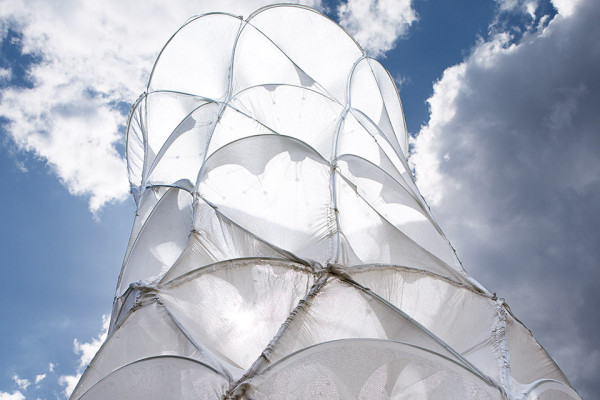 "Textile Tower" em exibição no Largo do Toural